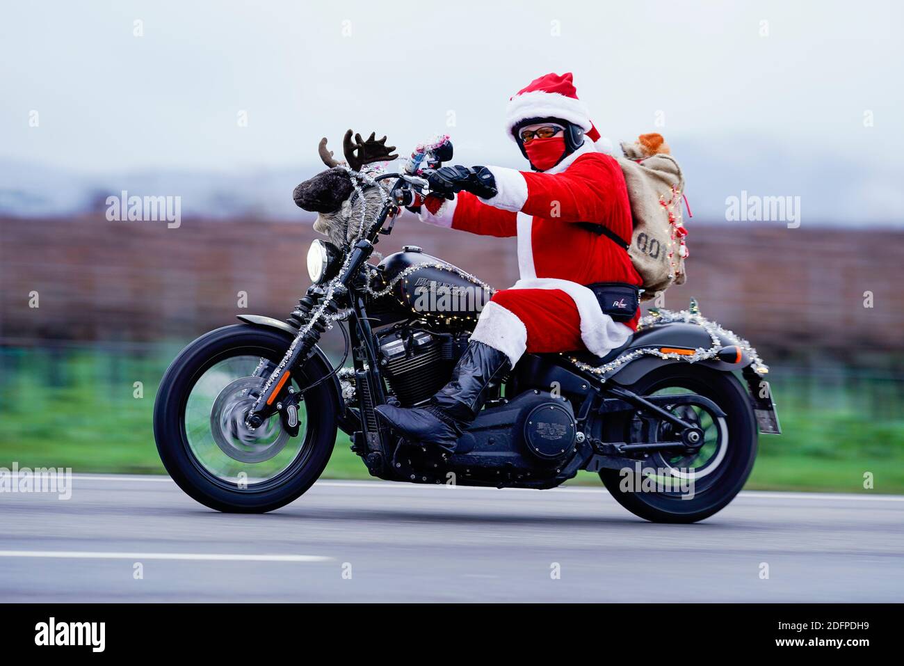 Santa claus riding a harley davidson hi-res stock photography and ...