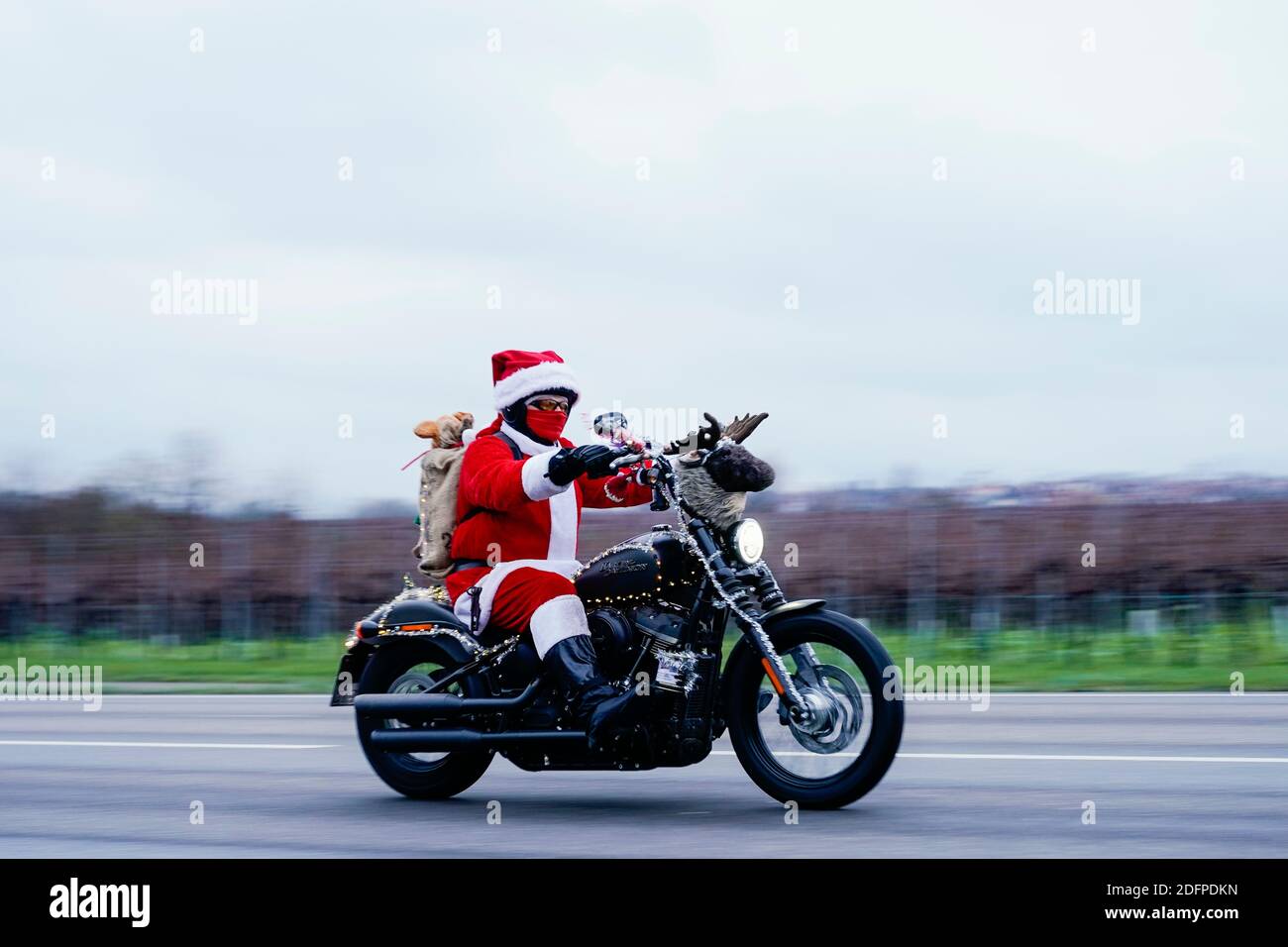 Santa claus riding a harley davidson hi-res stock photography and ...