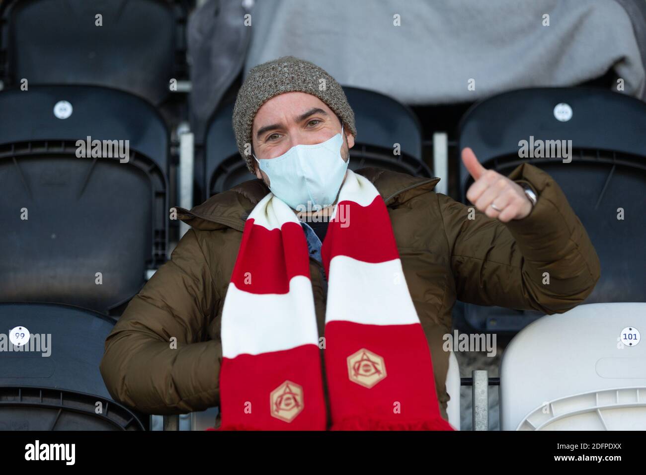 Soccer football thumbs up hi-res stock photography and images - Alamy