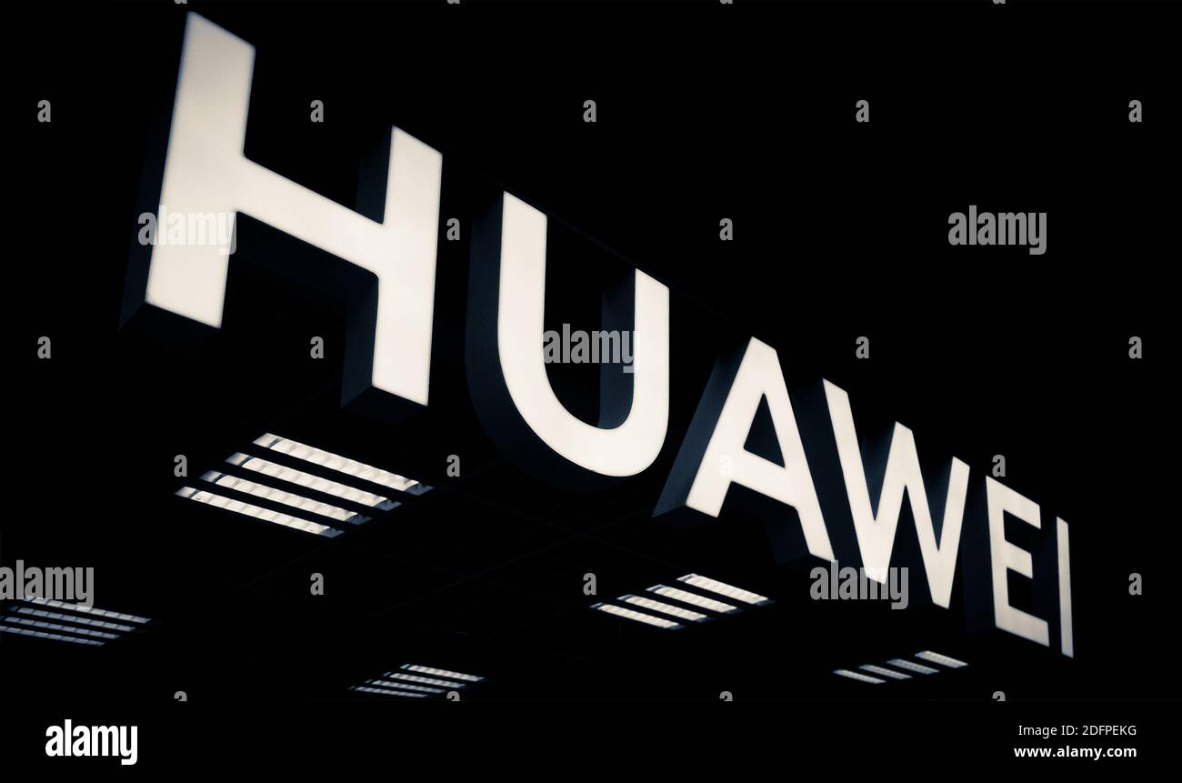 2020: Huawei light sign in the electronics store Stock Photo - Alamy