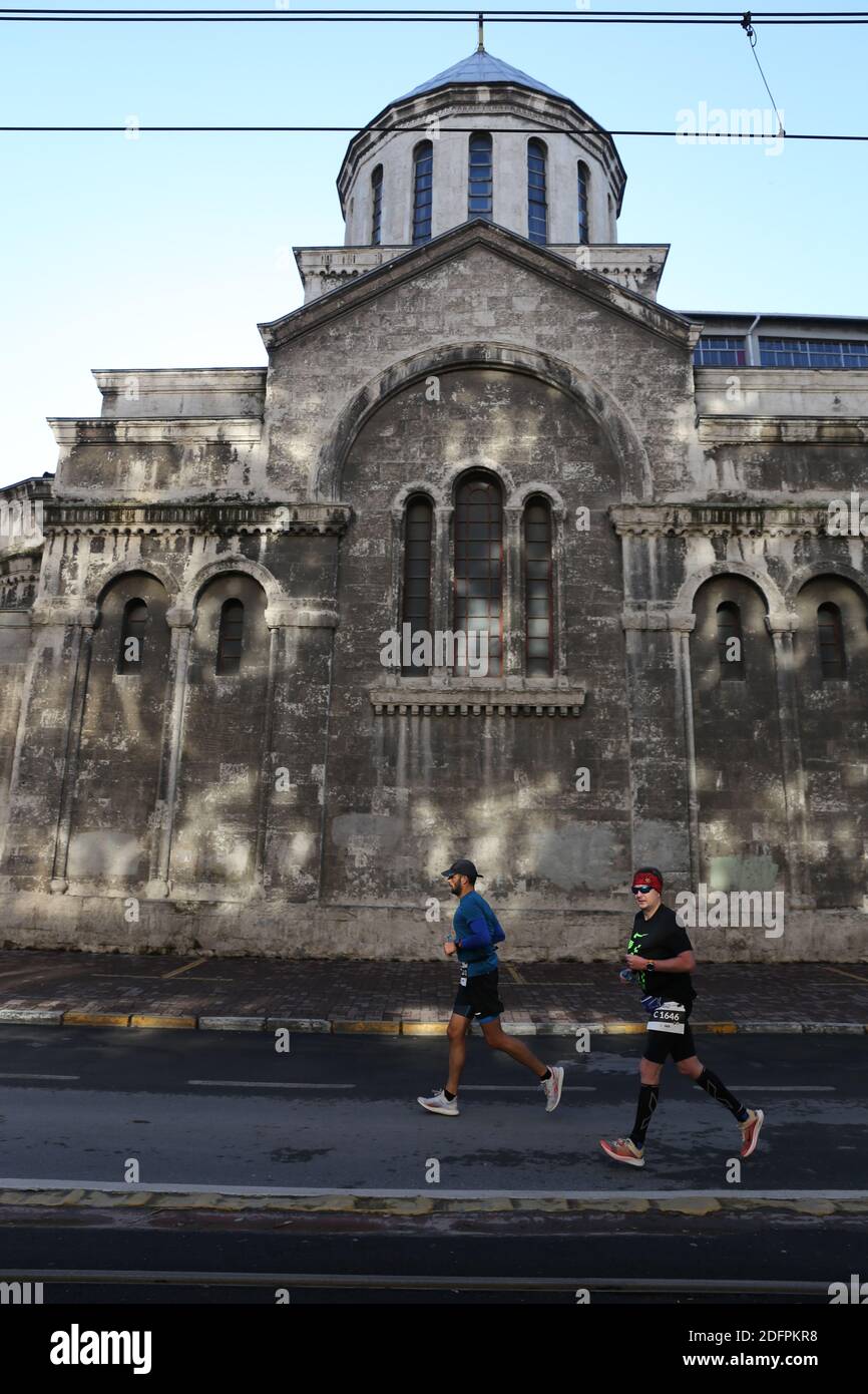 ISTANBUL, TURKEY - NOVEMBER 08, 2020: Athletes running in 42. Istanbul ...
