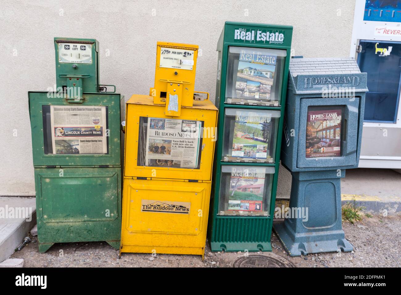Newspaper vending machines hi-res stock photography and images - Alamy