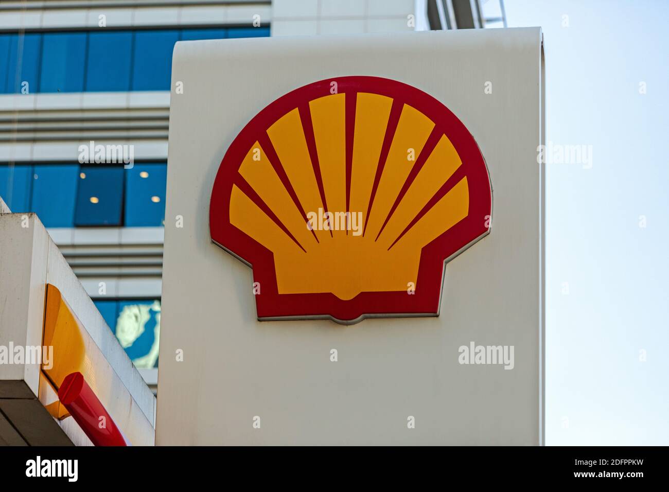 Shell logo hi-res stock photography and images - Alamy