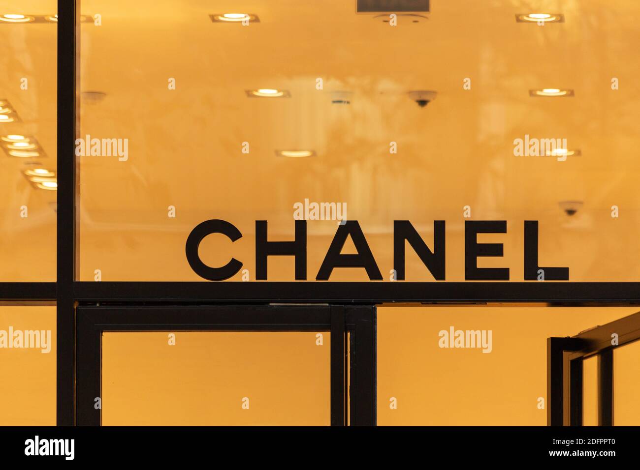 Chanel store window display hi-res stock photography and images - Alamy