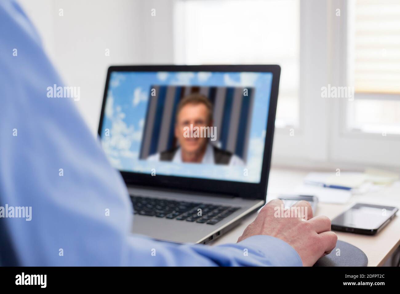 Online meeting laptop screen hi-res stock photography and images - Alamy