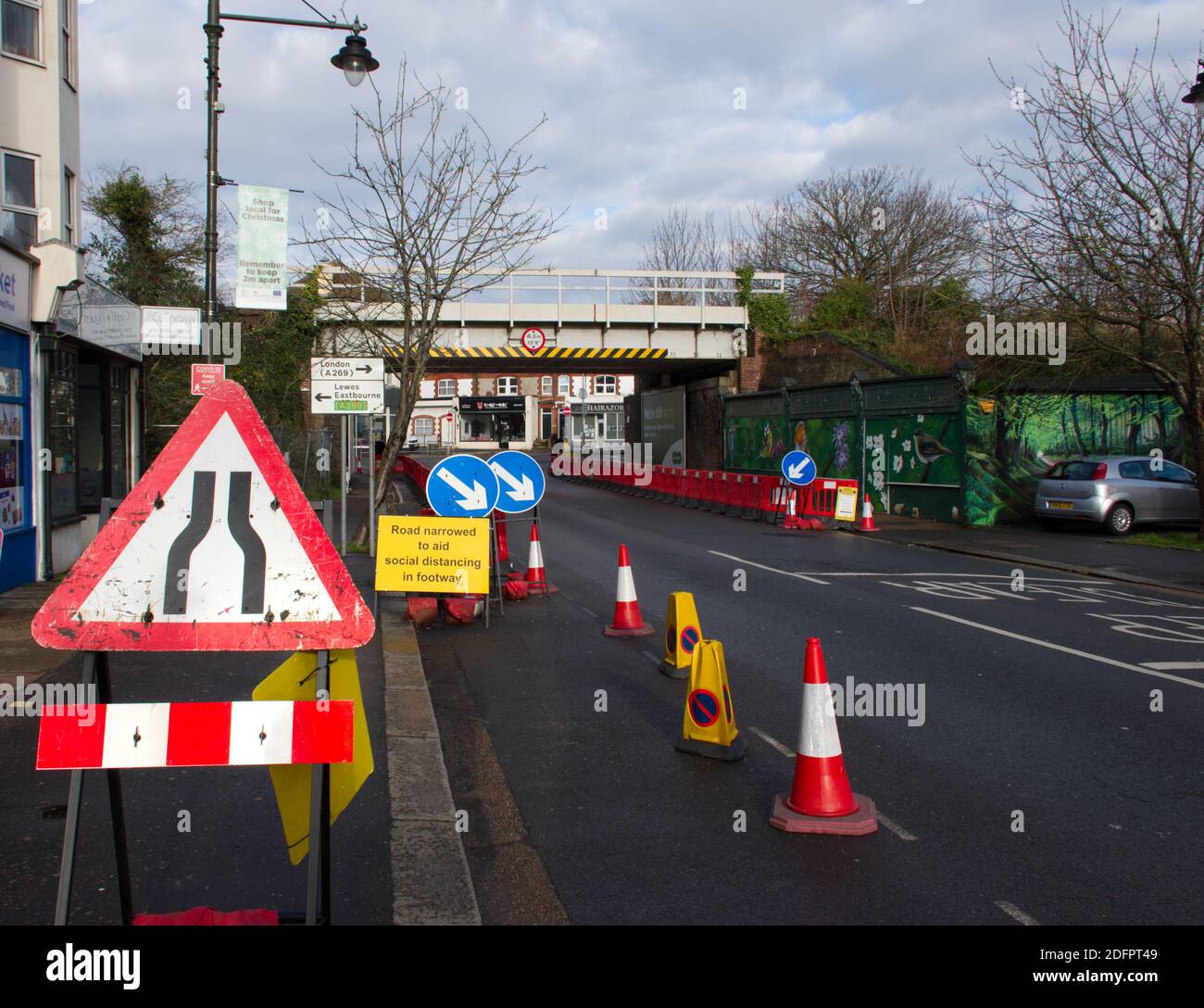 Railway bridge footpath pedestrian hi-res stock photography and images ...