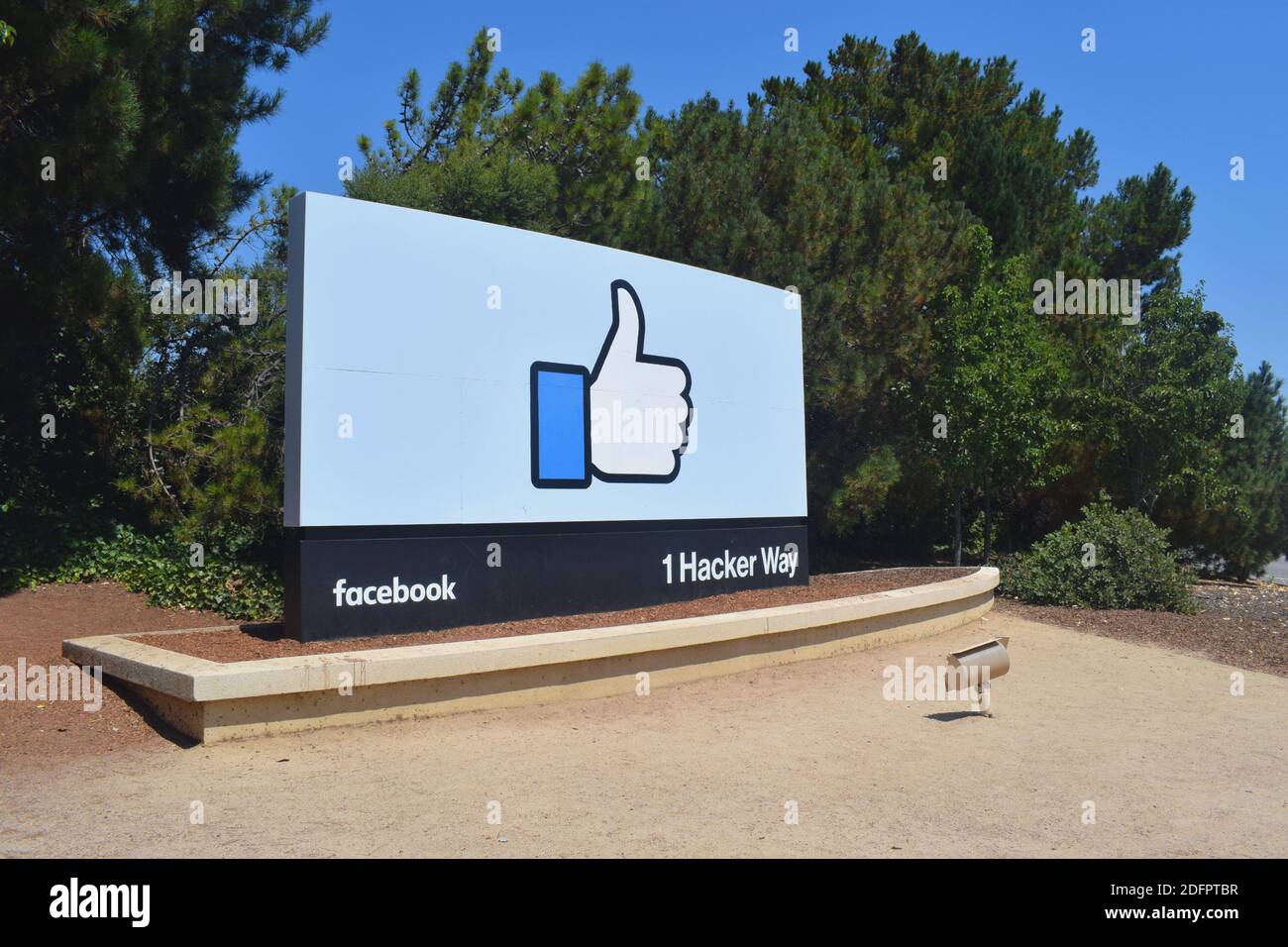 Facebook logo exterior hi-res stock photography and images - Alamy