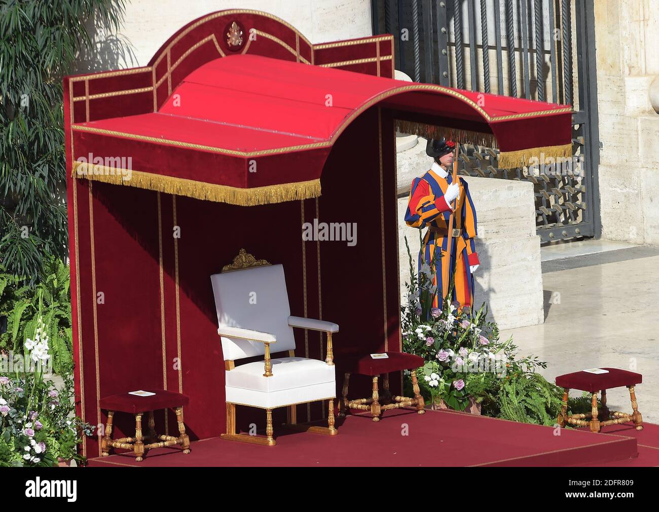 Popes throne hi-res stock photography and images - Alamy