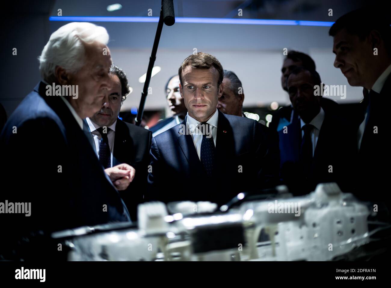 Stand Plastic Omnium. Avec Laurent BURELLE (PDG). Emmanuel MACRON ...