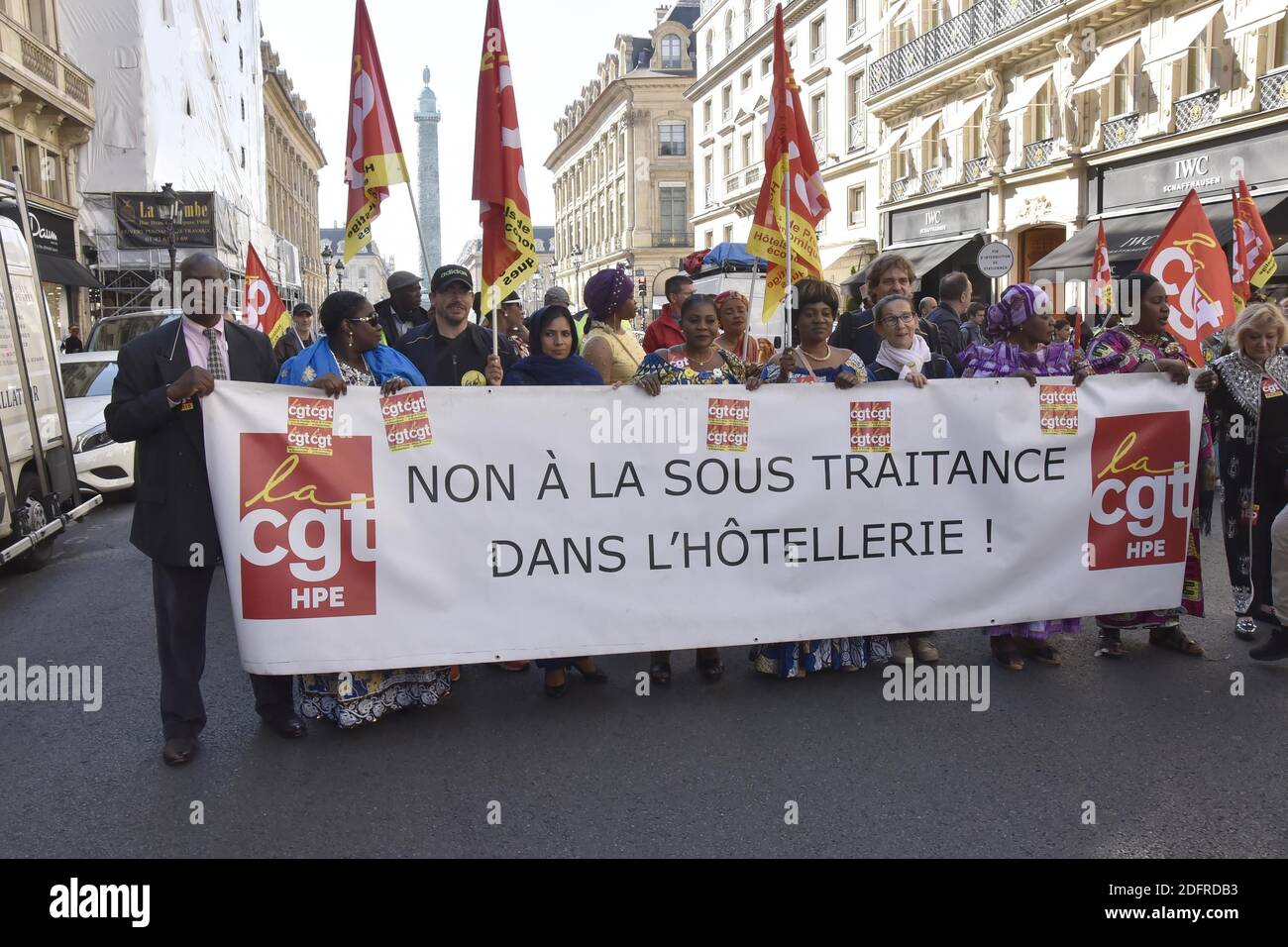 Employees on strike protest in front of Park Hyatt Hotel Vendome in ...