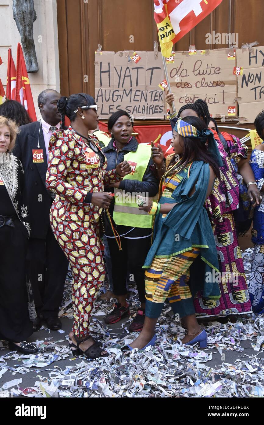 Employees on strike protest in front of Park Hyatt Hotel Vendome in ...