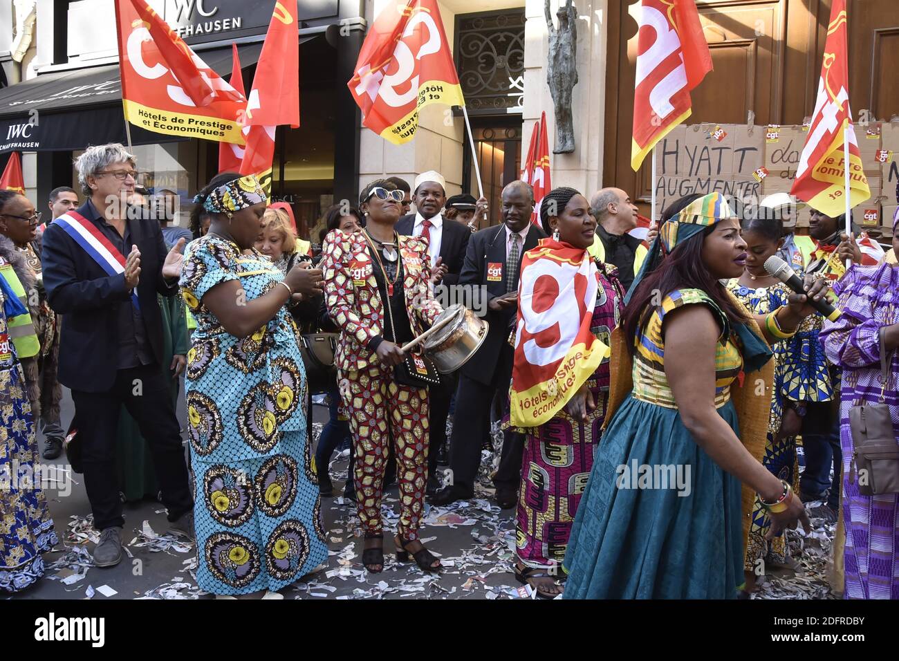 Employees on strike protest in front of Park Hyatt Hotel Vendome in ...