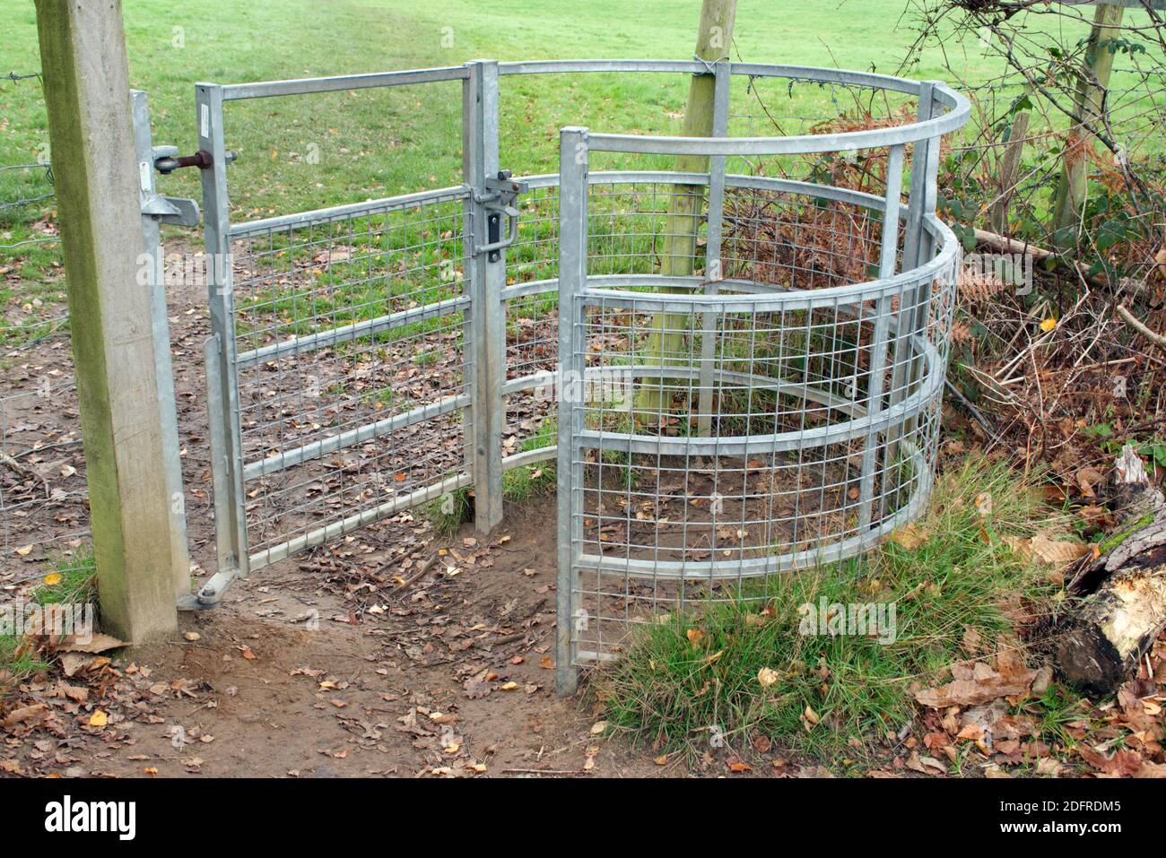 An example of a latched kissing gate Stock Photo - Alamy