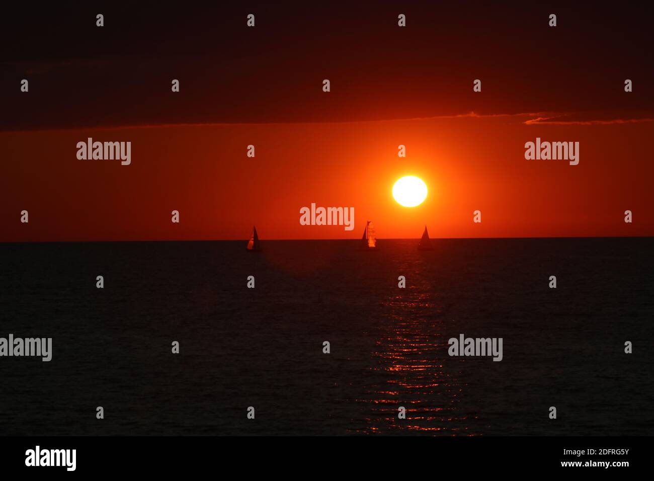 Dark contrast sunset hi-res stock photography and images - Alamy