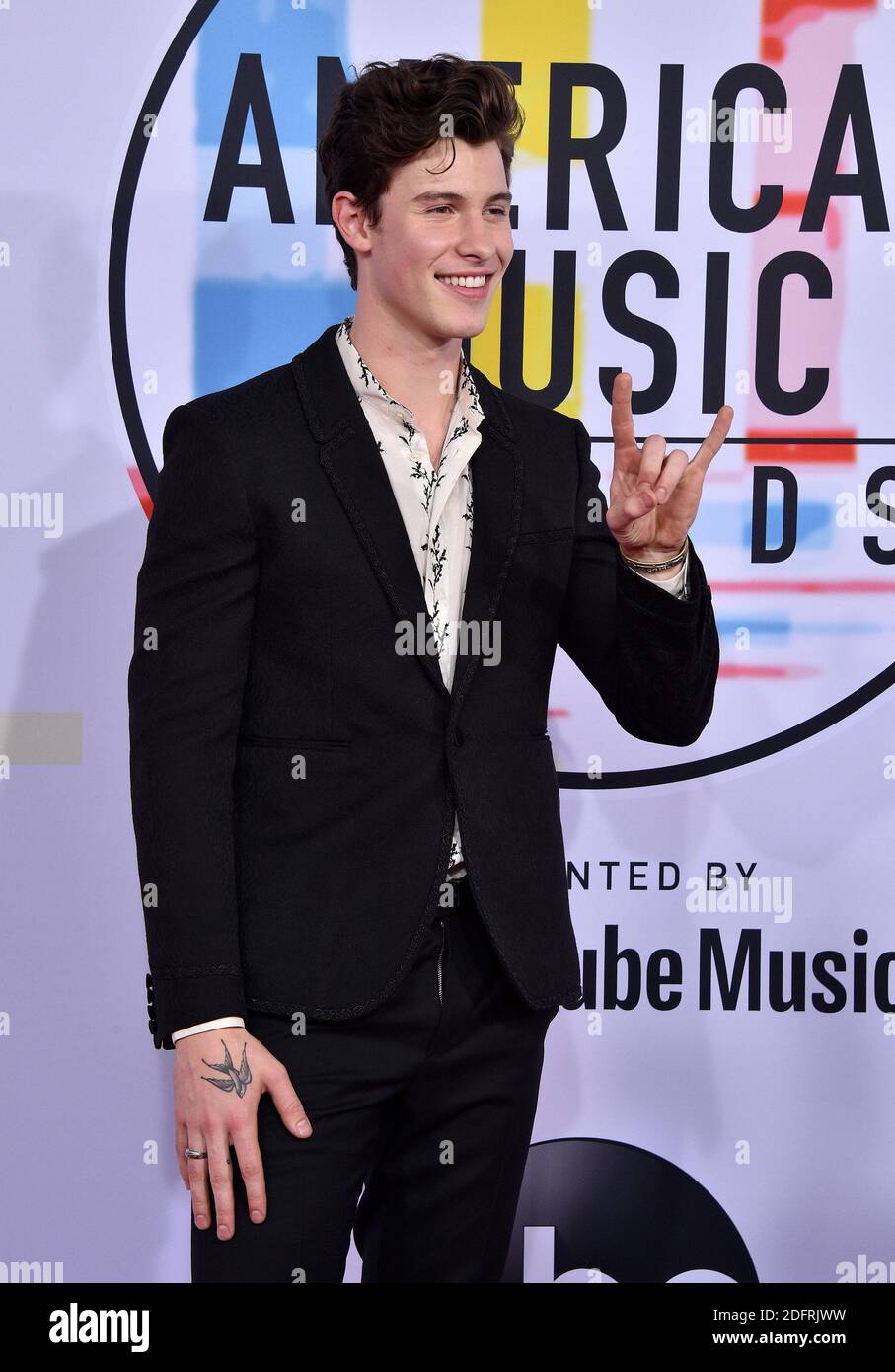 Shawn Mendes attends the 2018 American Music Awards at Microsoft ...