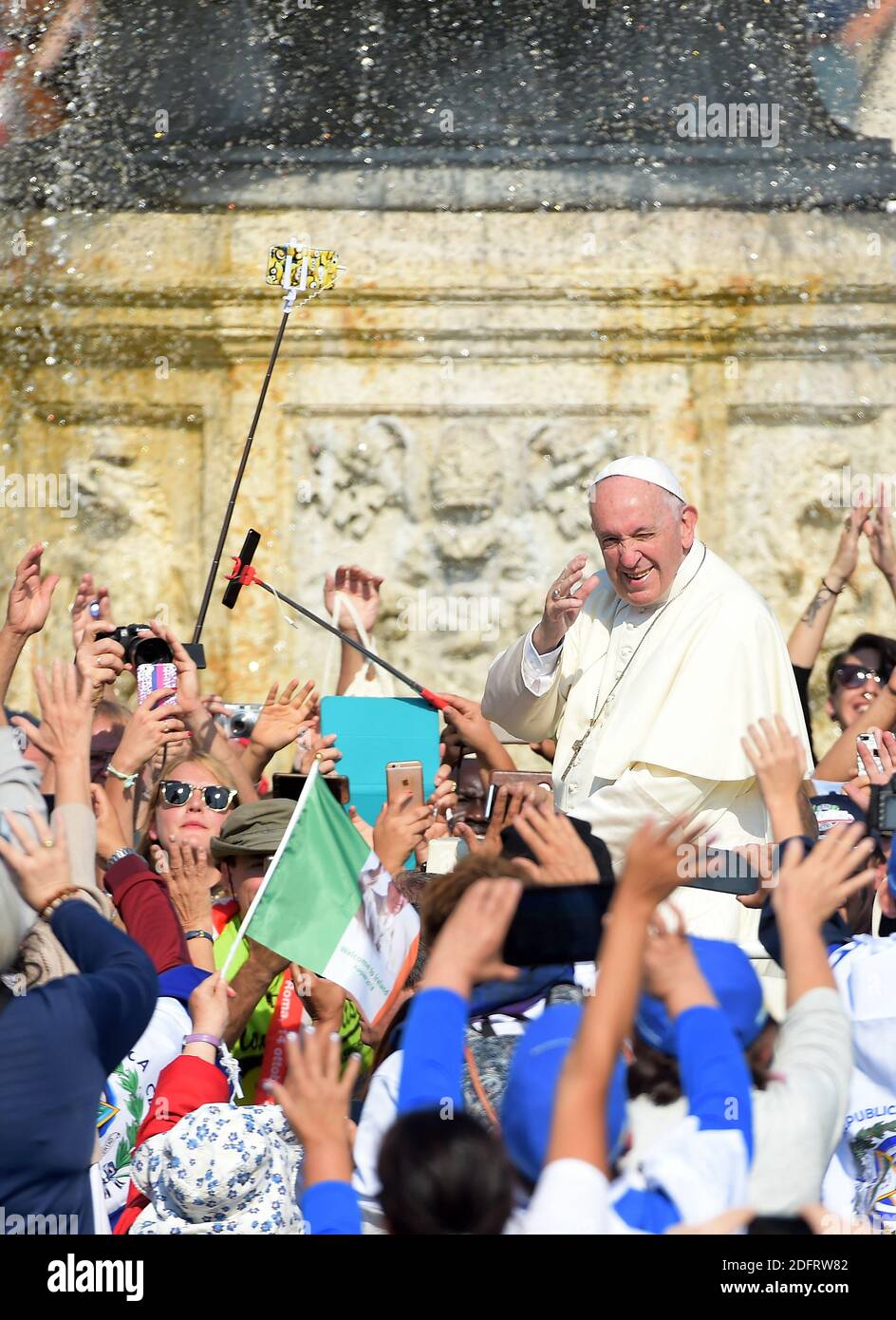 Pope Francis leads a mass for a canonization ceremony of Pope Paul VI ...