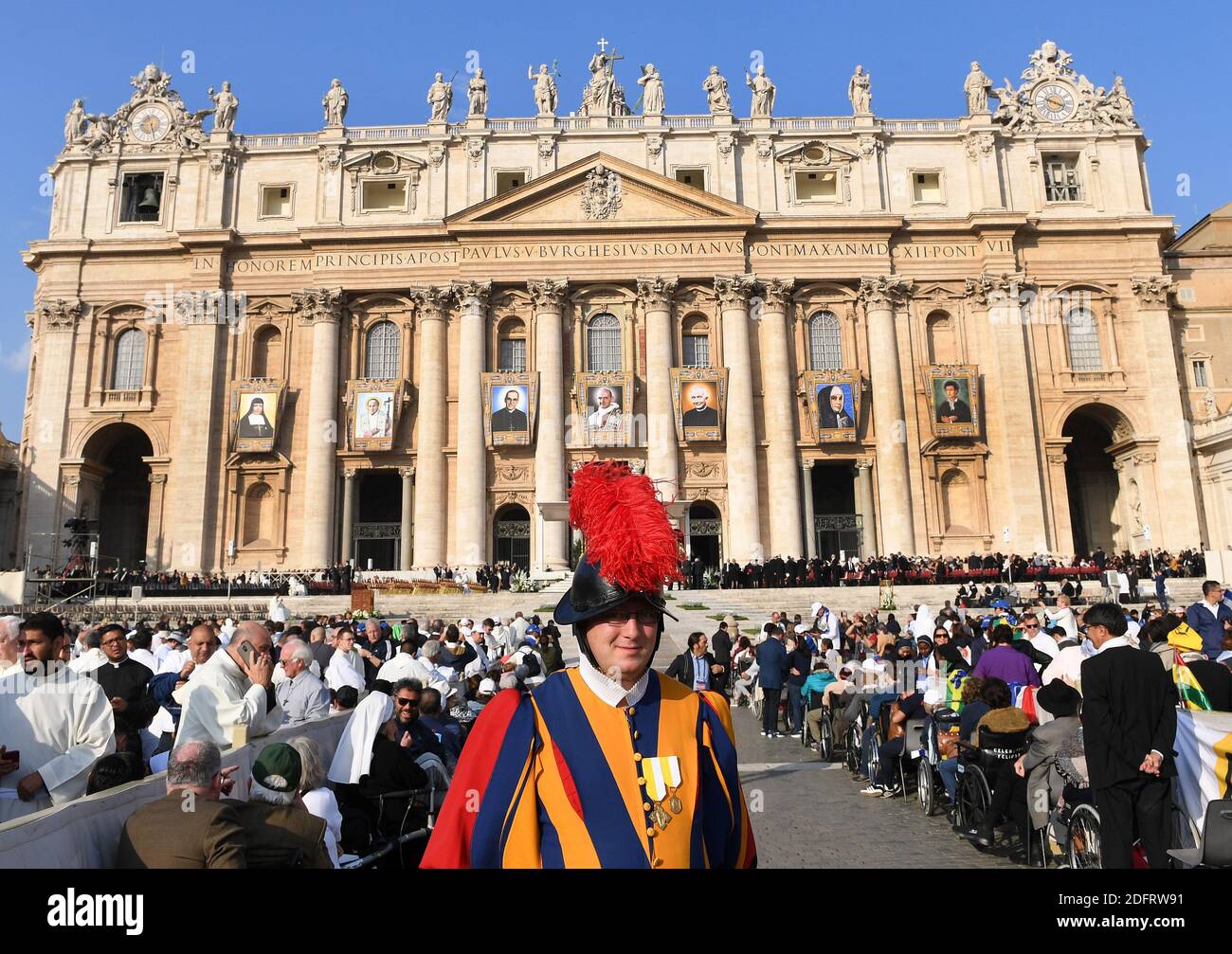 Pope Francis leads a mass for a canonization ceremony of Pope Paul VI ...