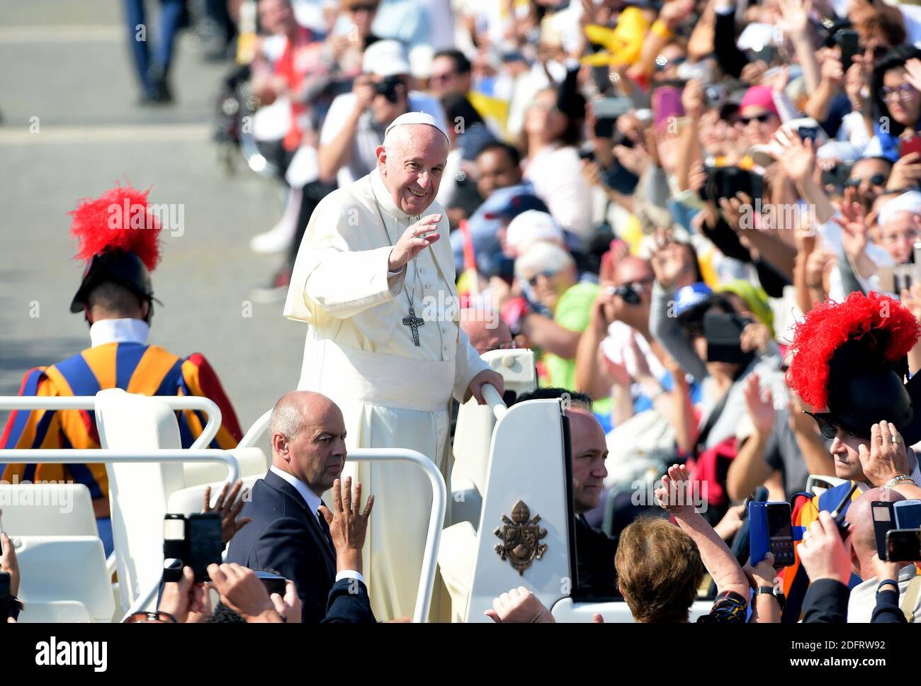 Pope Francis leads a mass for a canonization ceremony of Pope Paul VI ...