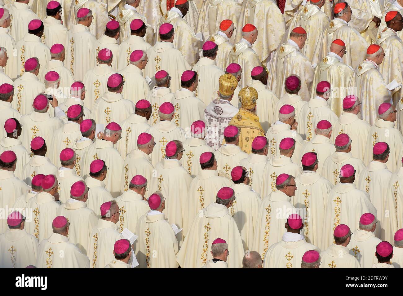 Pope Francis leads a mass for a canonization ceremony of Pope Paul VI ...
