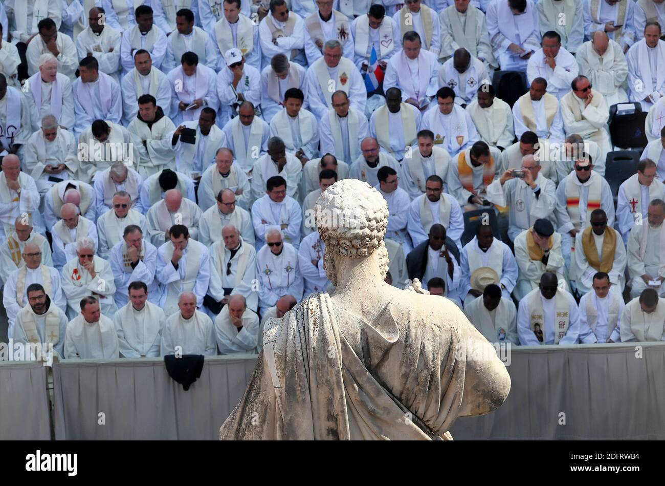 Pope Francis leads a mass for a canonization ceremony of Pope Paul VI ...