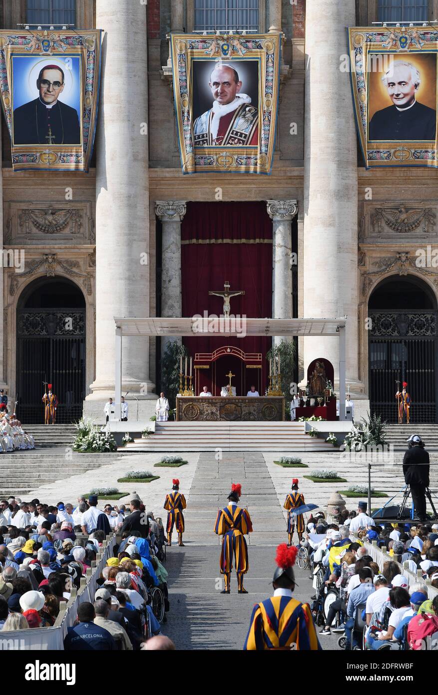 Pope Francis leads a mass for a canonization ceremony of Pope Paul VI ...