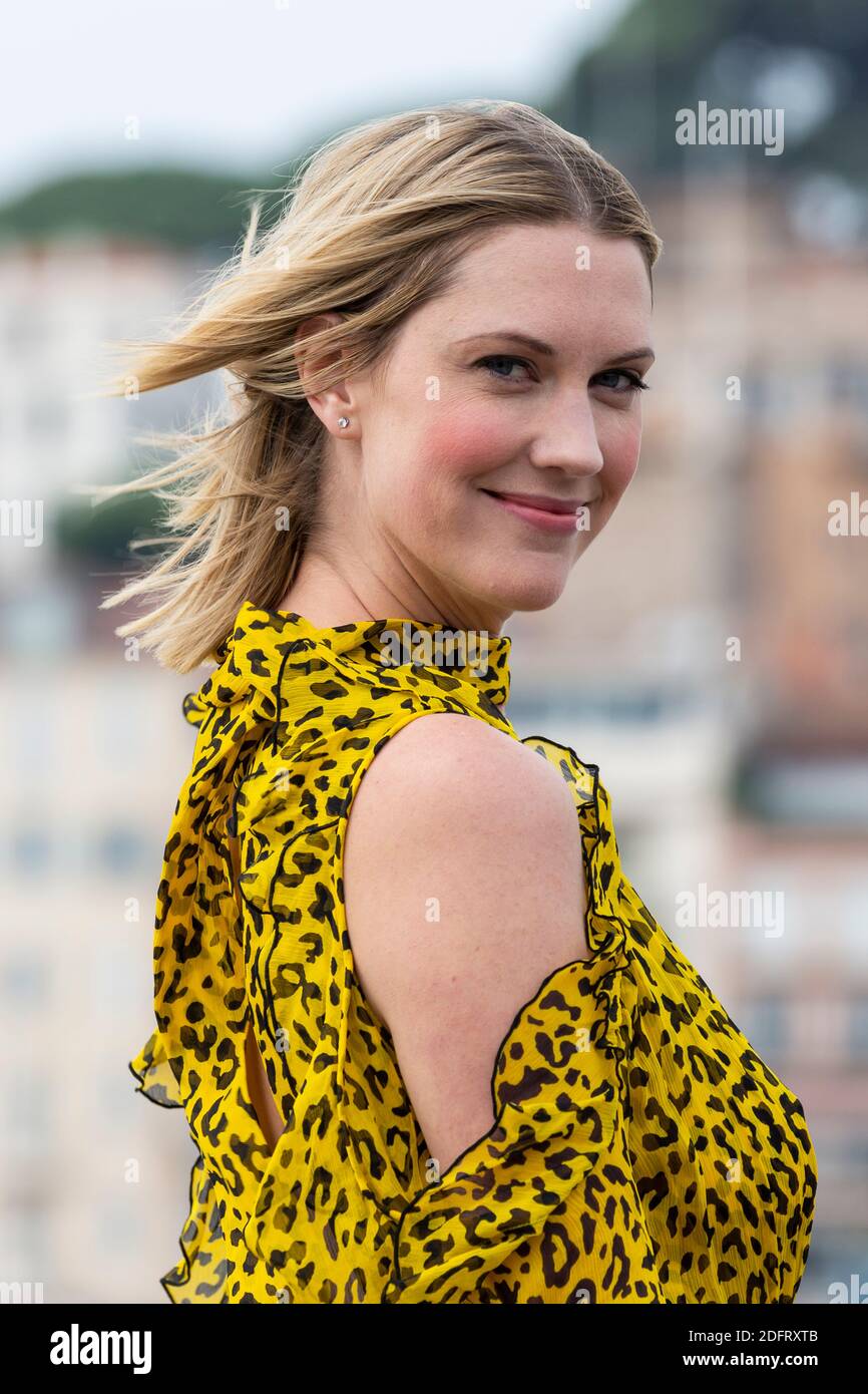 Lauren Lee Smith poses at the photocall of 'Frankie drake mysteries ...