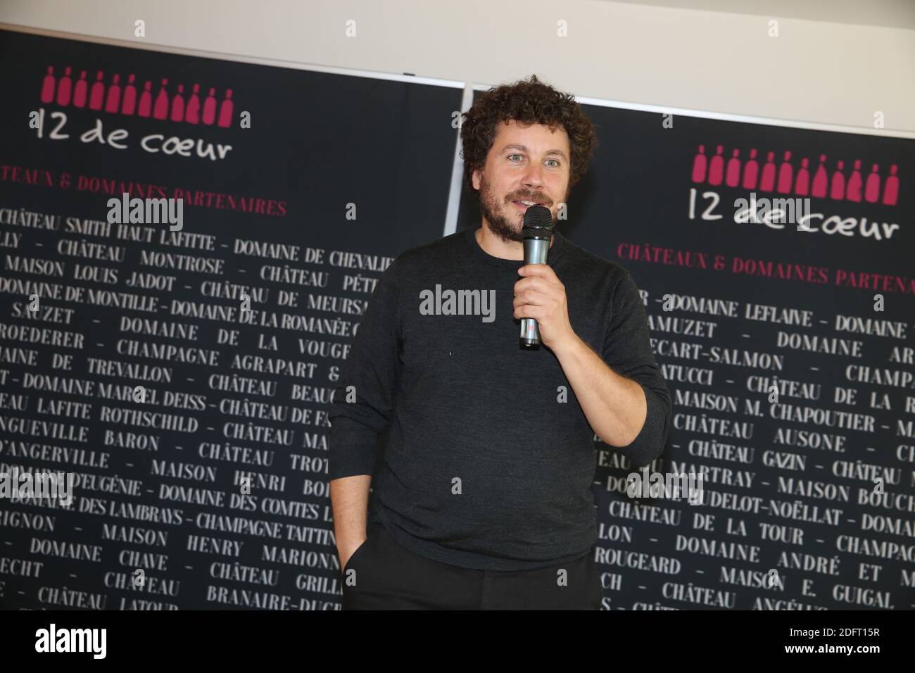 Romain Colucci lors de la remise de cheque de 800 000 euros aux Restos ...