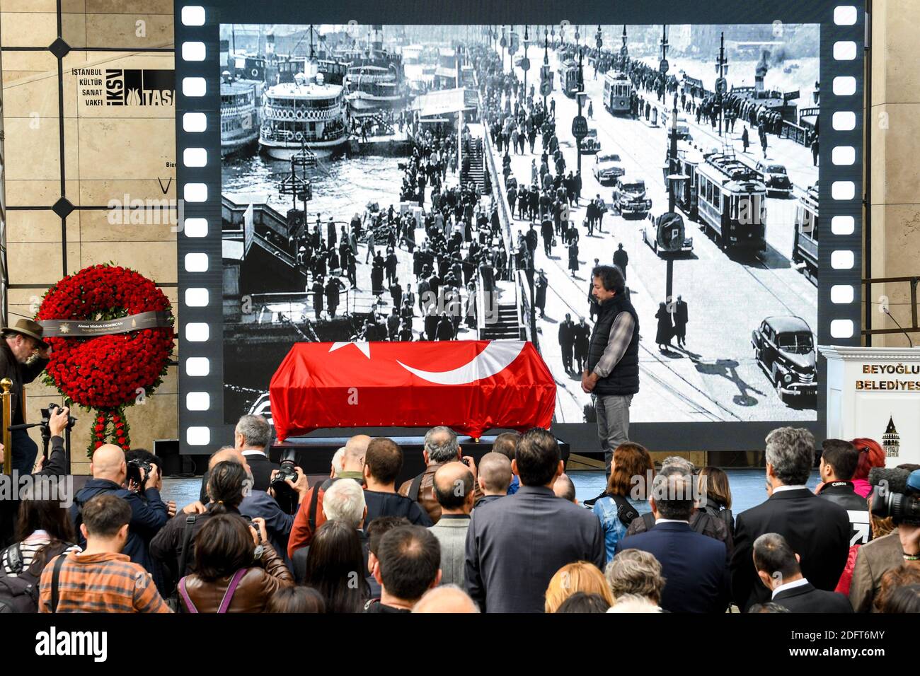 Istanbul people pay homage to their photographer Ara Guler who passed ...