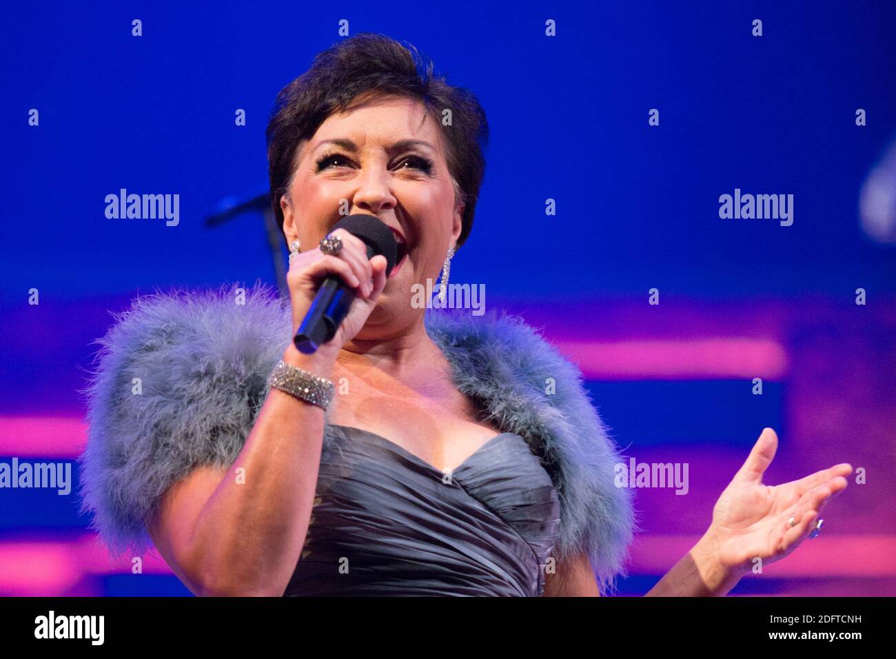 La chanteuse de rue hi-res stock photography and images - Alamy