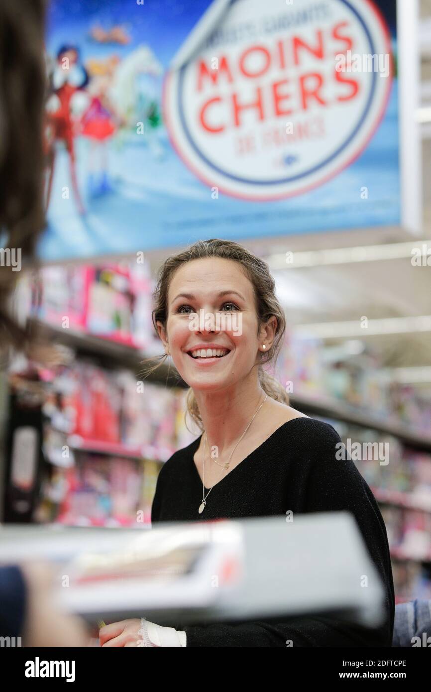 Exclusive - French singer and actress, Lorie Pester dedicates her book ...