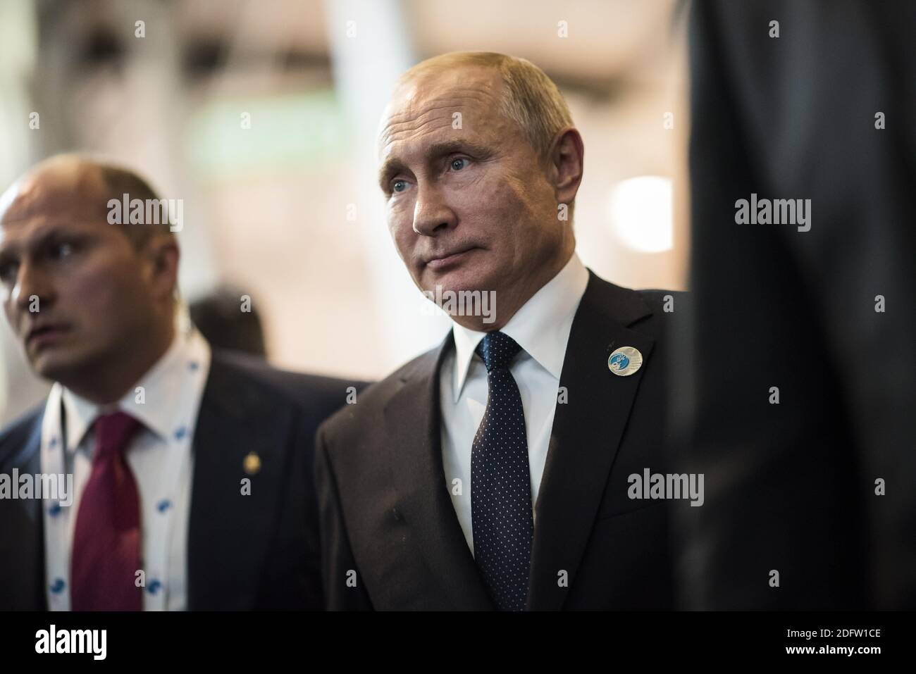 Vladimir Poutine arrives at the opening session of the Paris Peace ...