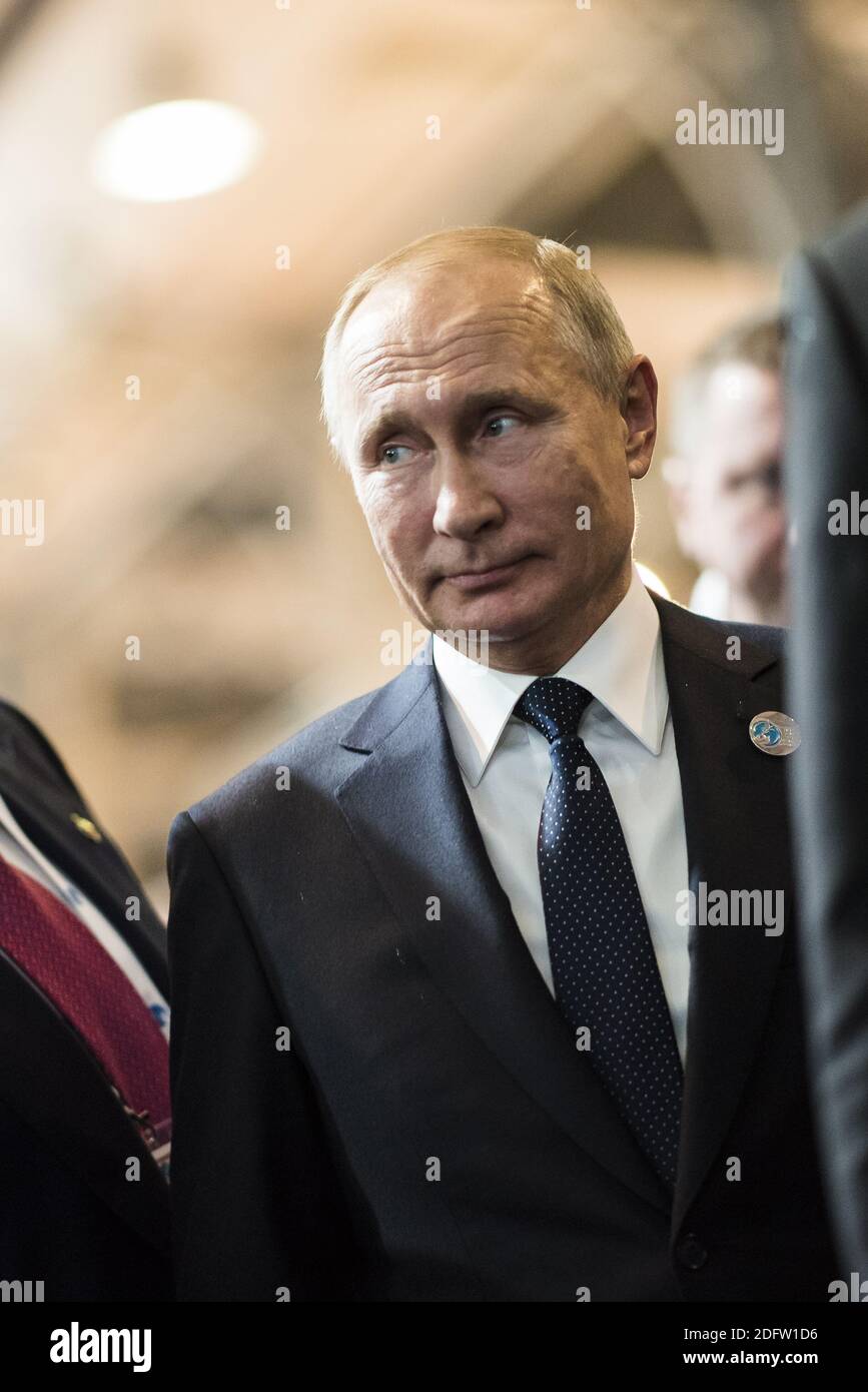 Vladimir Poutine arrives at the opening session of the Paris Peace ...