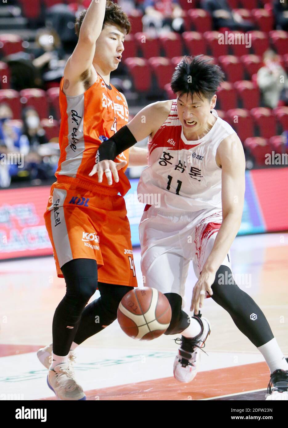 07th Dec, 2020. Anyang KGC player in action Yang Hee-jong (R) of Anyang ...