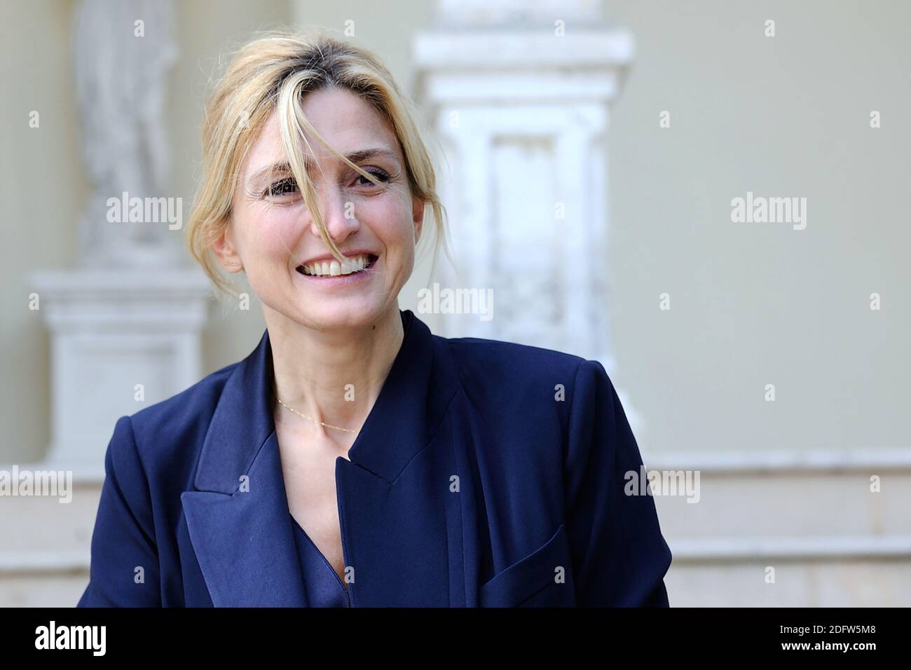Julie Gayet assiste a la premiere du film Le Gendre de Ma Vie lors du ...