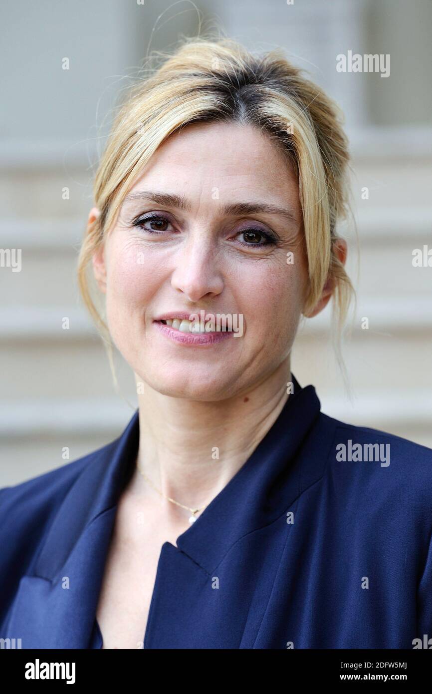 Julie Gayet assiste a la premiere du film Le Gendre de Ma Vie lors du ...
