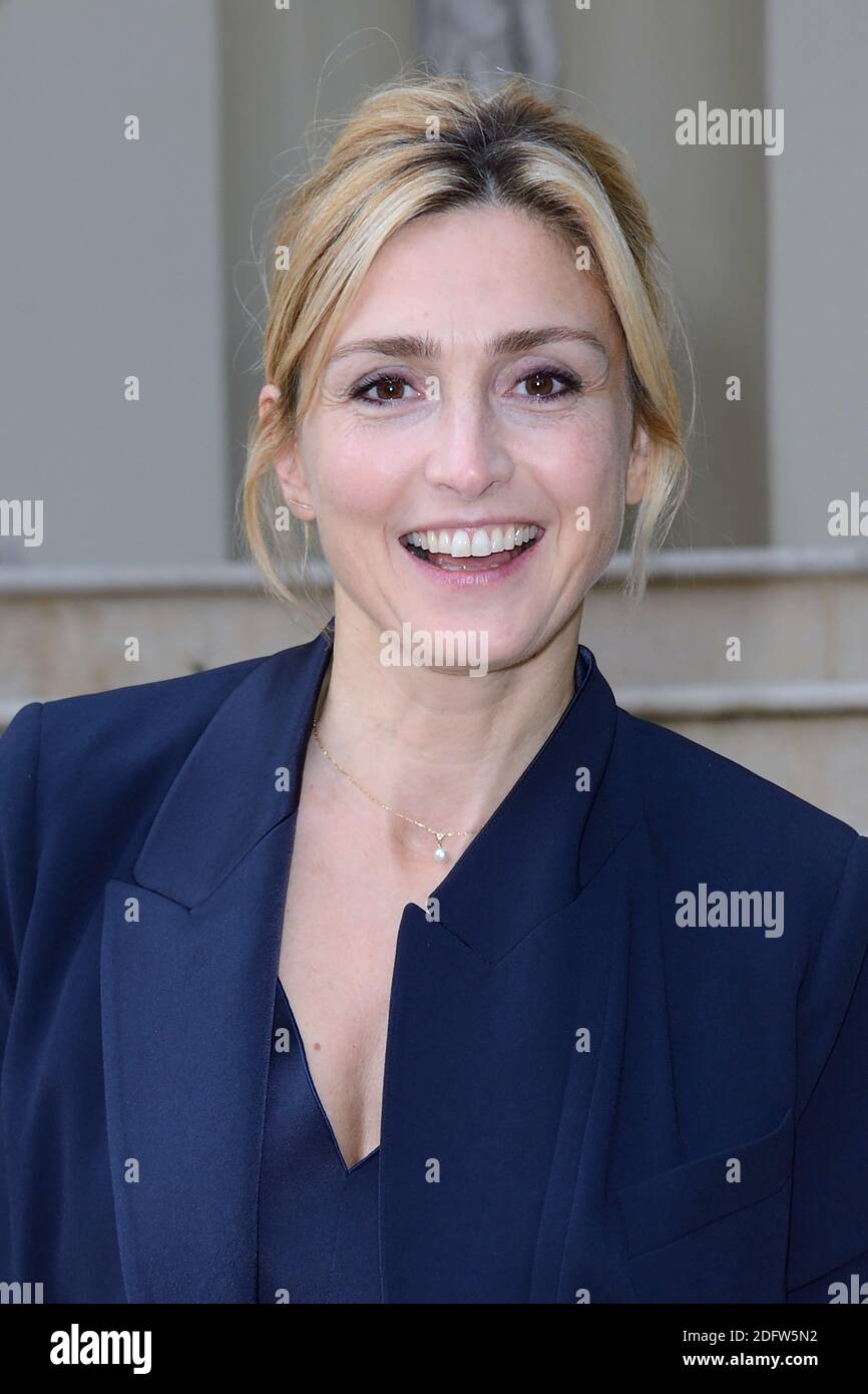 Julie Gayet assiste a la premiere du film Le Gendre de Ma Vie lors du ...