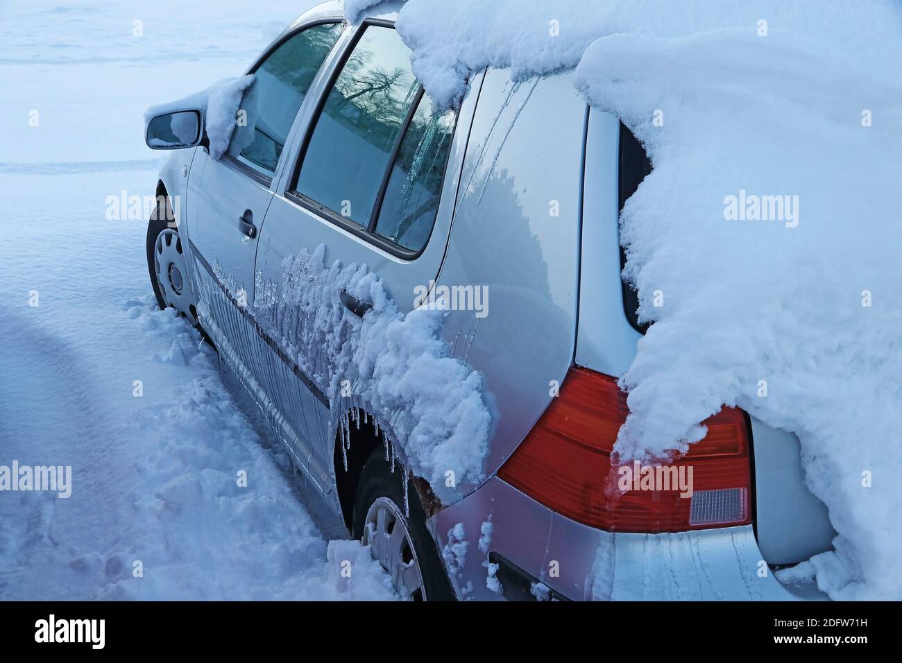 Winter in road traffic. A car full of snow and ice Stock Photo - Alamy