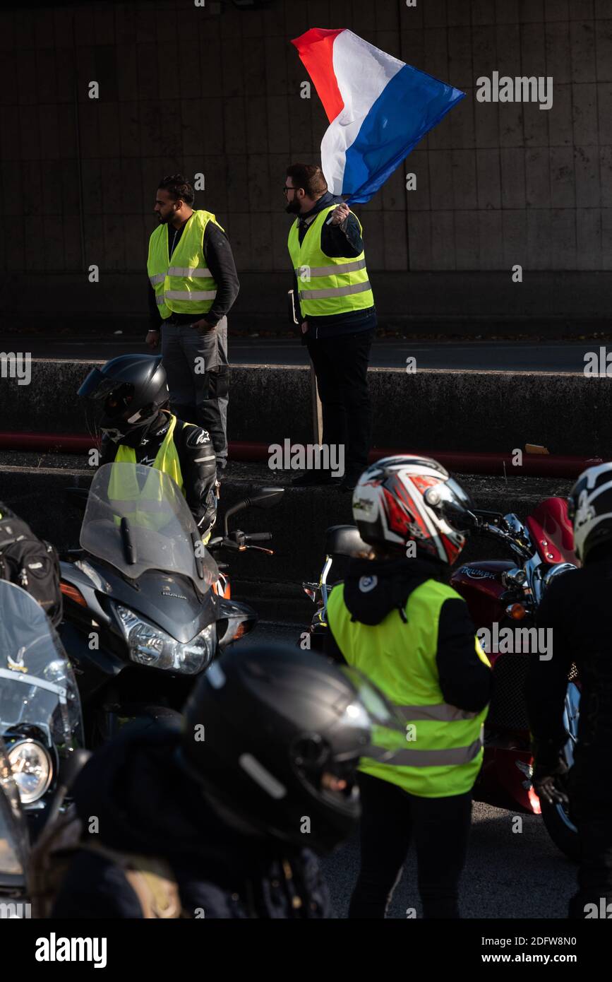 Protesters block traffic on the "peripherique", French capital ring ...