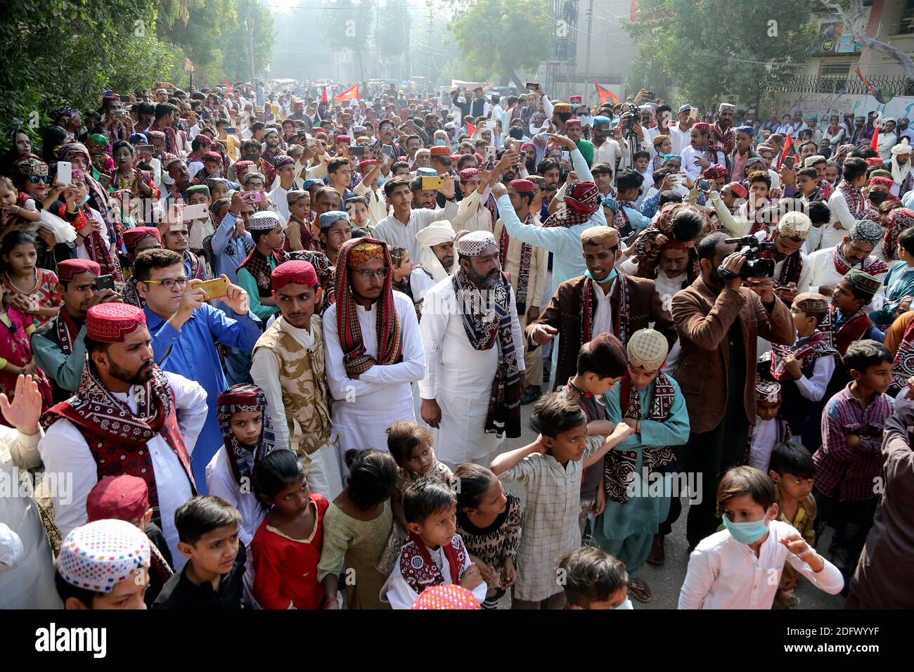 Hyderabad, Pakistan. 06th Dec, 2020. A large number of peoples in ...
