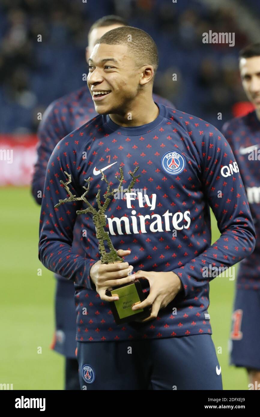 Kylian mbappe psg trophy hi-res stock photography and images - Alamy