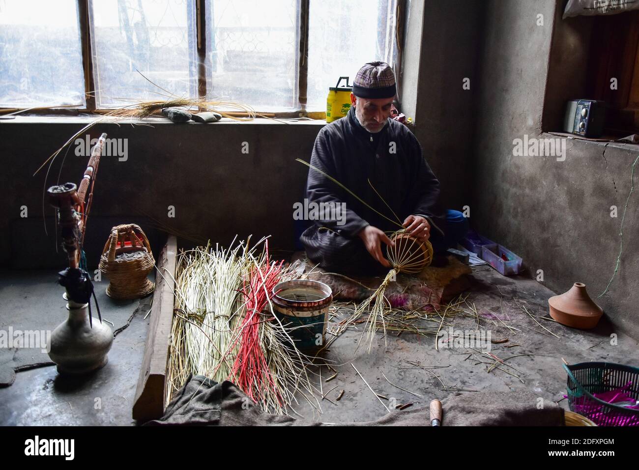 Budgam, India. 06th Dec, 2020. A Kashmiri artisan makes a "Kangri", a ...