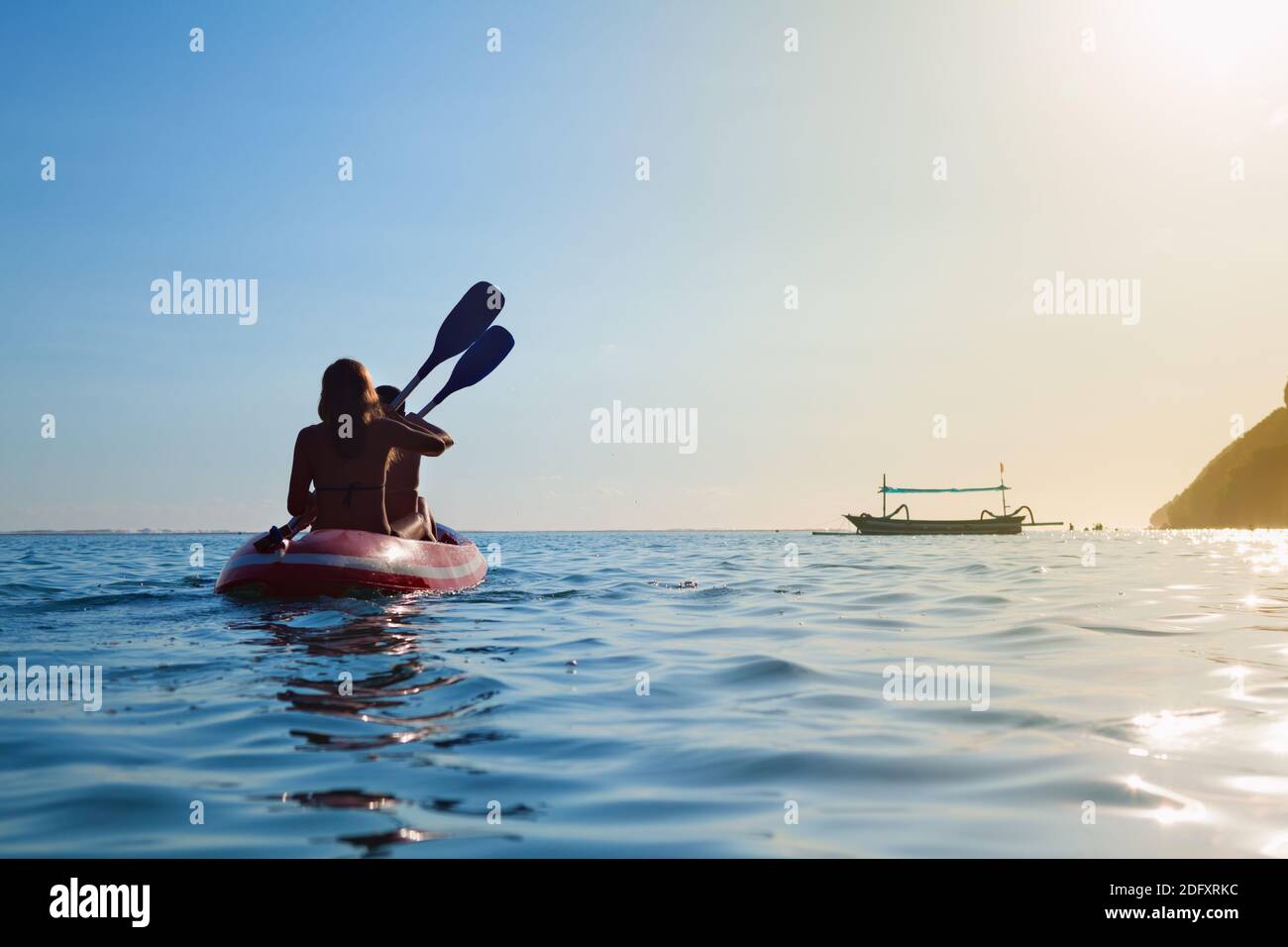 Women silhouette canoe hi-res stock photography and images - Alamy