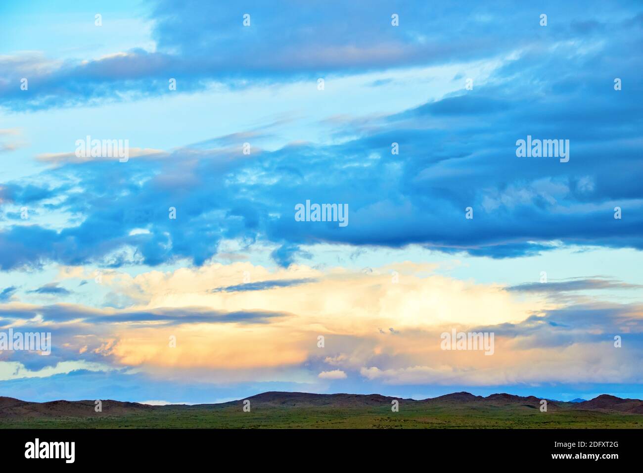 Evening cloudy sky over the sand dunes. Western Mongolia, Mongol-Els ...
