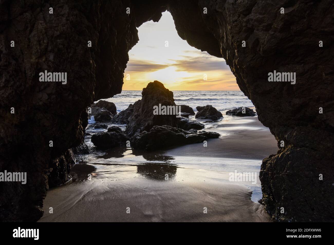 Rock frames the shoreline Stock Photo - Alamy
