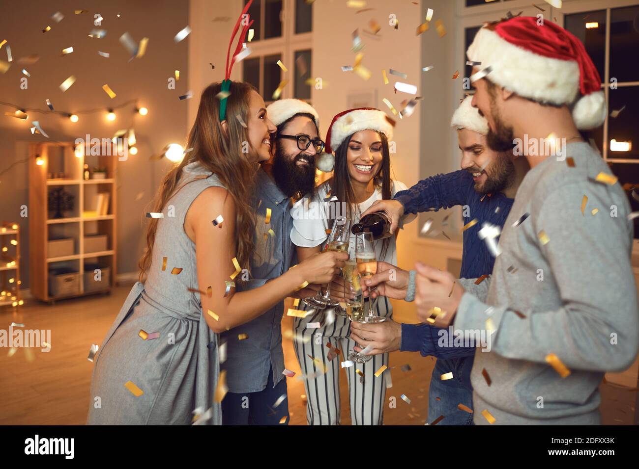 Man pours champagne glasses hi-res stock photography and images - Alamy