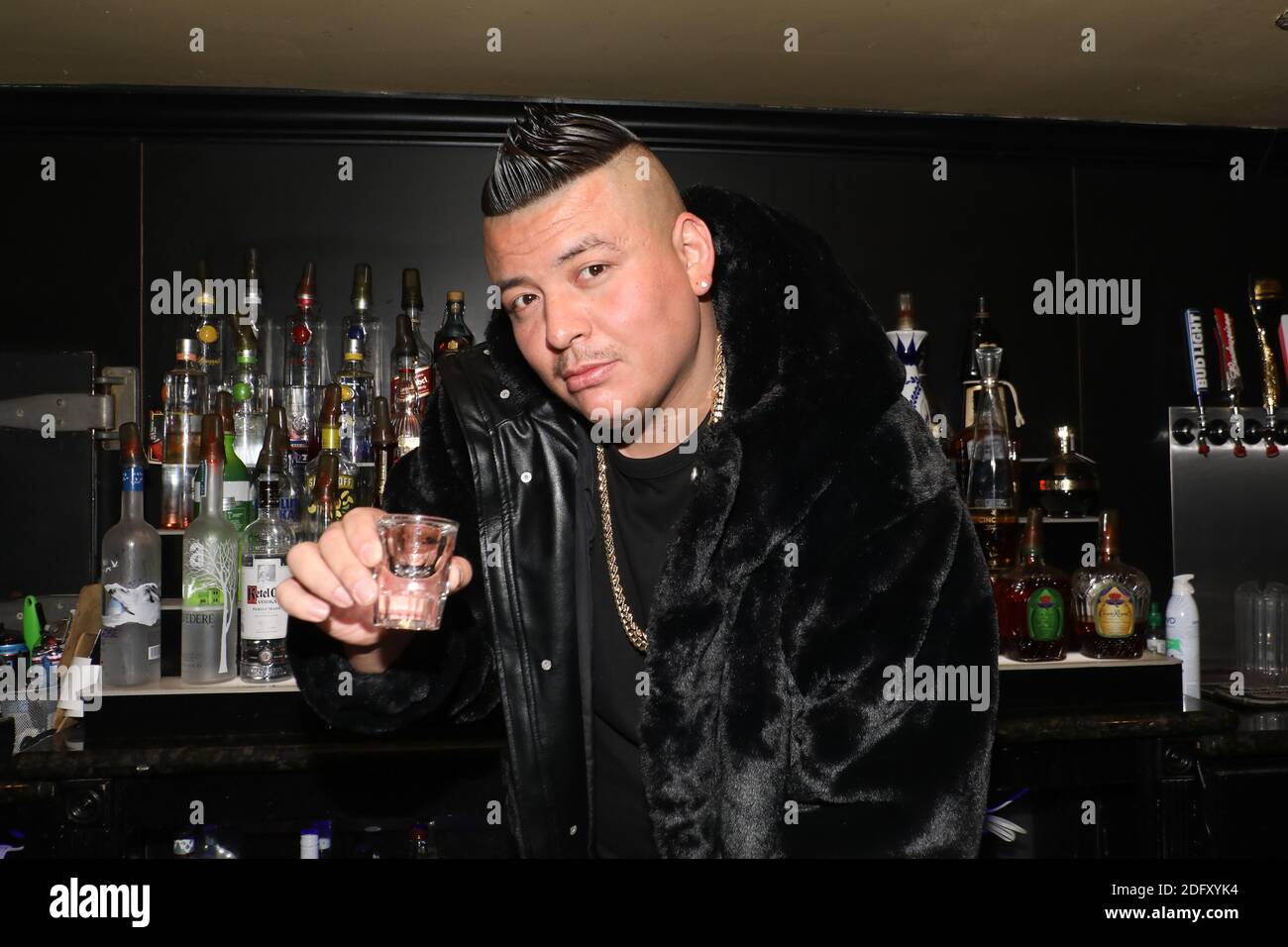 Rapper gold chain hi-res stock photography and images - Alamy