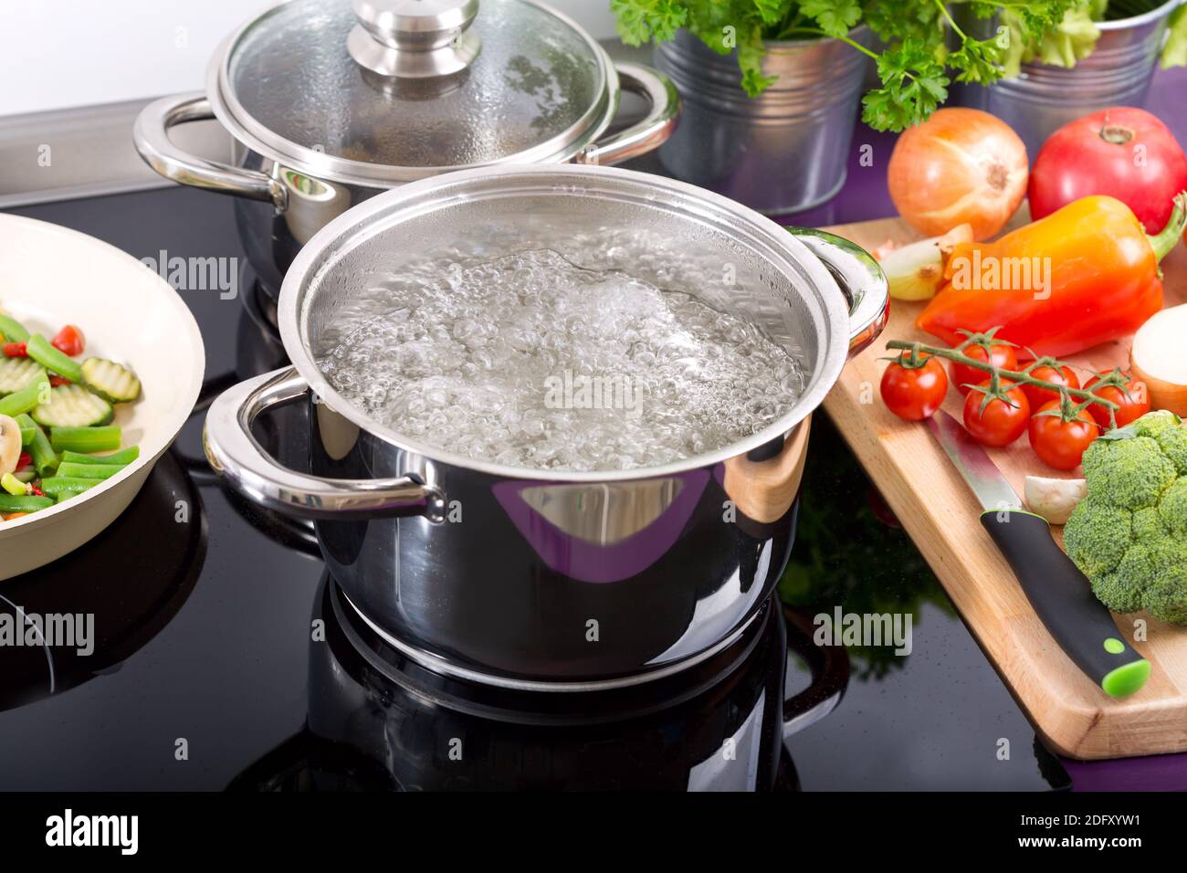 Pan of boiling water hi-res stock photography and images - Alamy