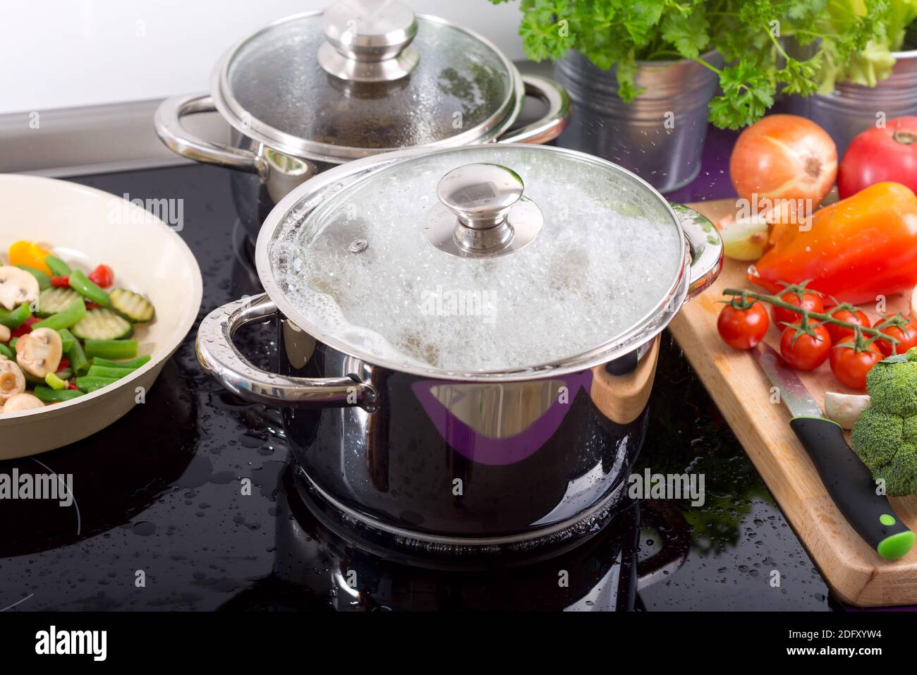 Pan of boiling water hi-res stock photography and images - Alamy