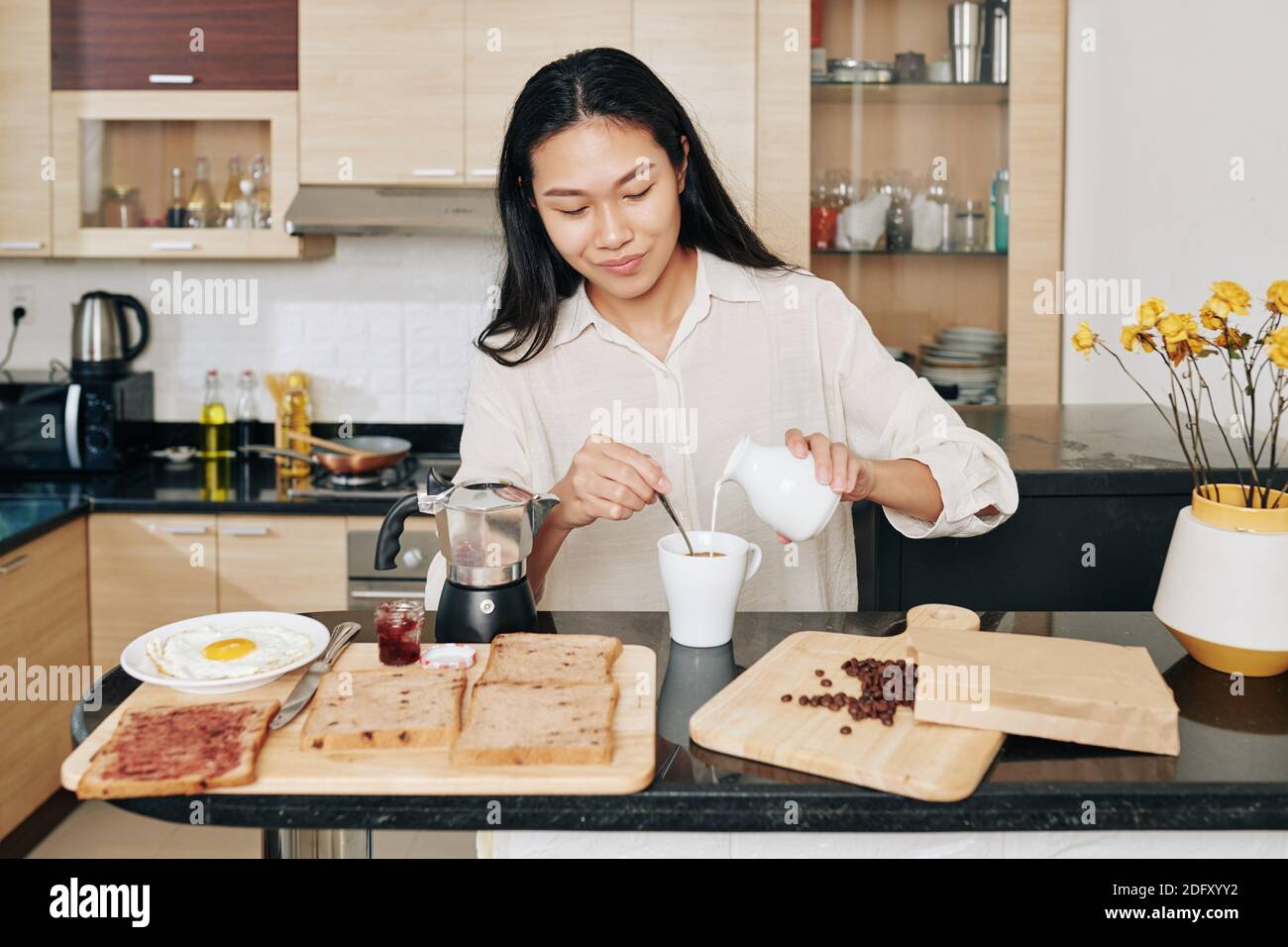 Adding milk hi-res stock photography and images - Alamy