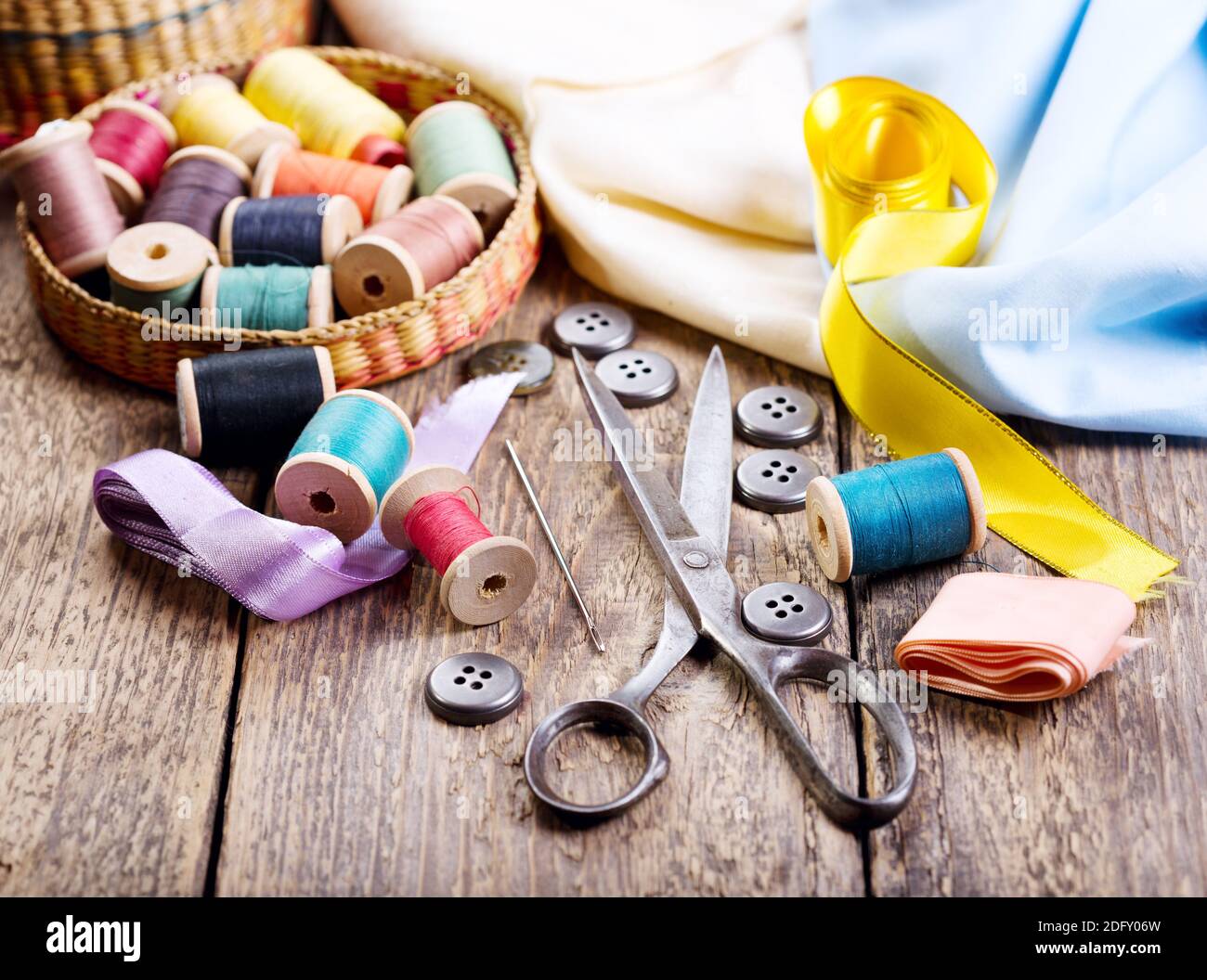 Scissors and buttons hi-res stock photography and images - Alamy